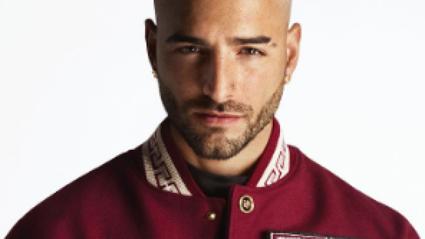 Maluma es la nueva cara de la colección primavera – verano 2022 de Versace | Agenciapi.co